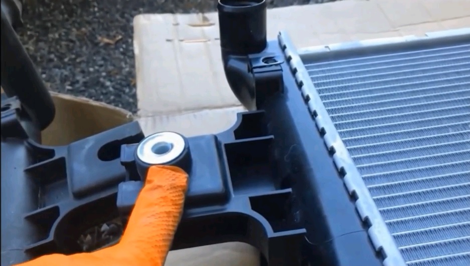 Jeep Grand Cherokee 05-10- 4.7 Engine-Radiator Replacement – YouFix N ...